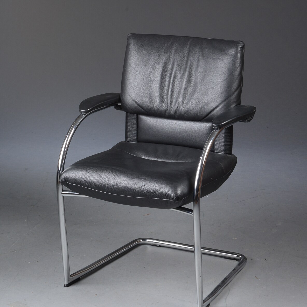 Vitra. Frisvinger stol af læder | Lauritz.com