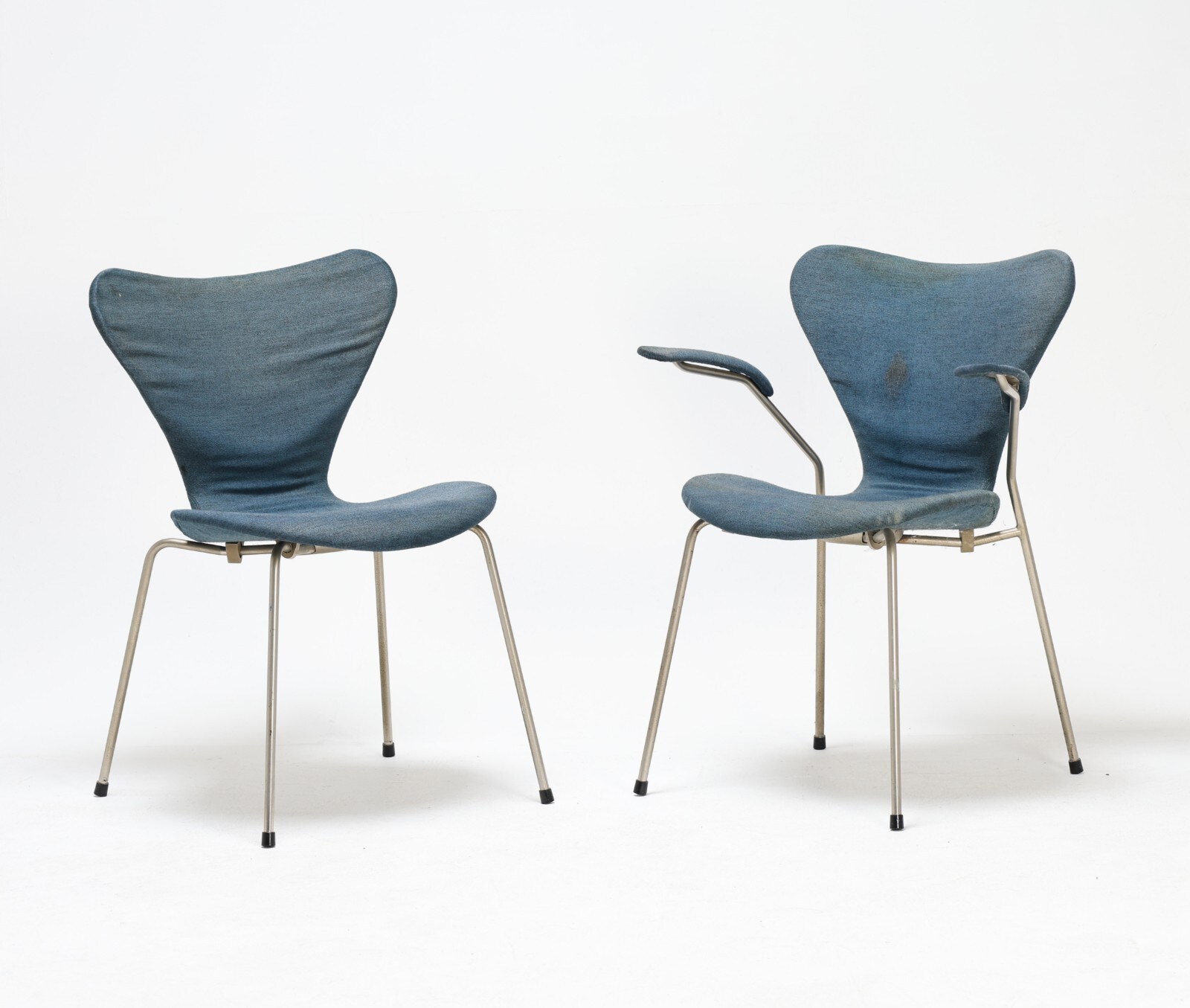 Arne Jacobsen (1902-1971) for Fritz Hansen: To stole model 3107 og 3207 ...