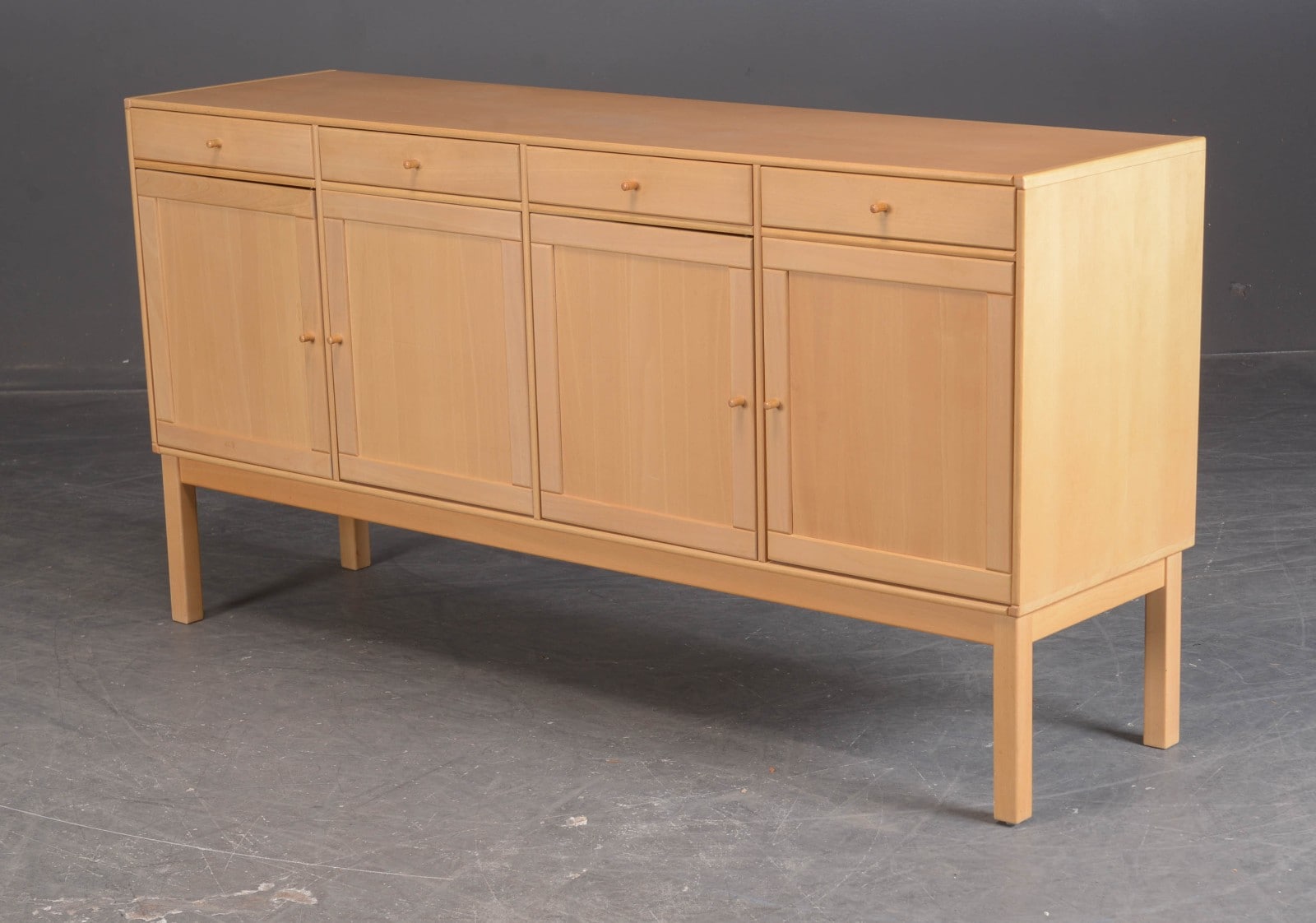 Rimme design skænk i massiv bøg | Lauritz.com