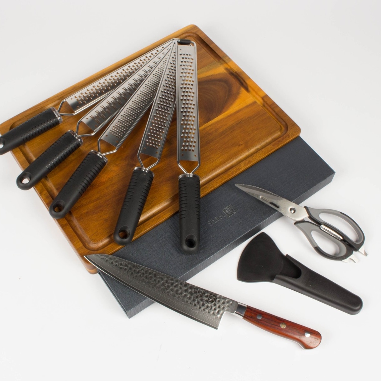 Shapu. Chef's knife 'S2' with cutting board and grater. (9) | Lauritz.com