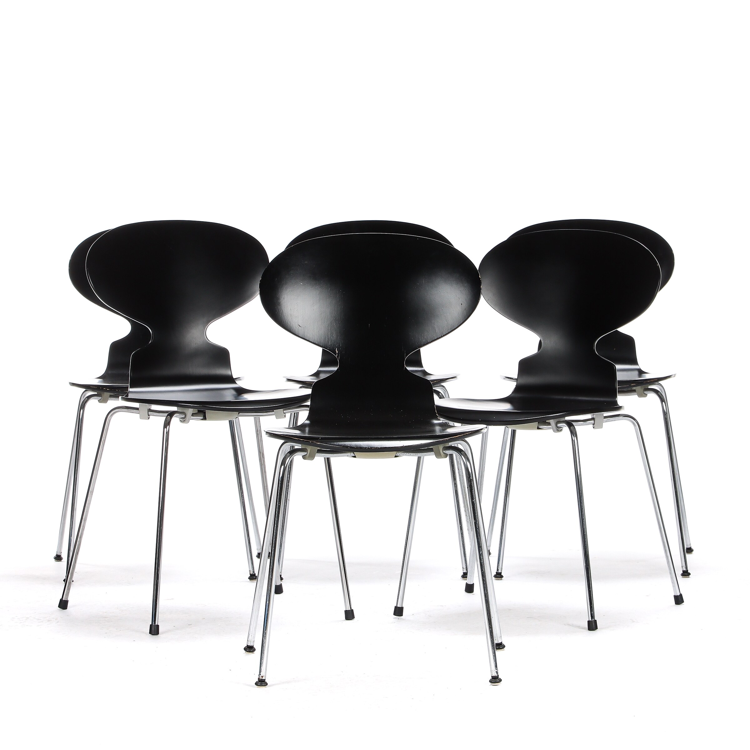 Arne Jacobsen: Seks 'Myren' stole, sortlakerede, model 3101 (6 ...