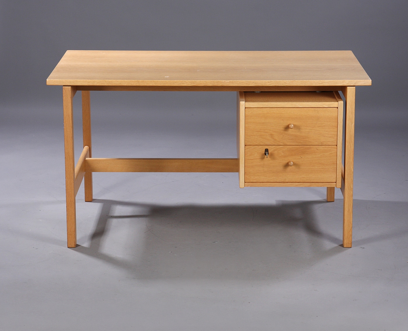 Hans J. Wegner. Skrivebord af eg | Lauritz.com