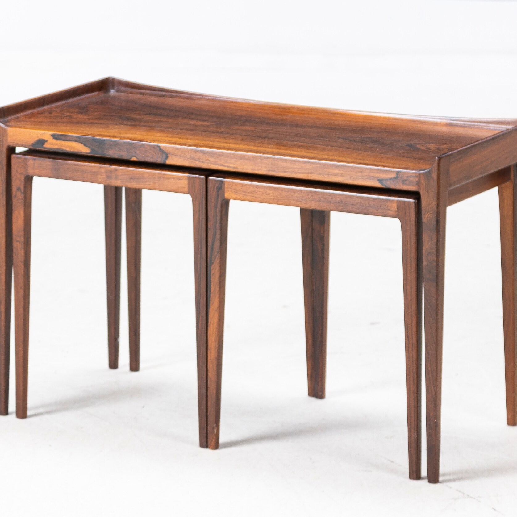 Kurt Østervig. Sæt på tre indskudsborde af palisander, model 223 (3 ...