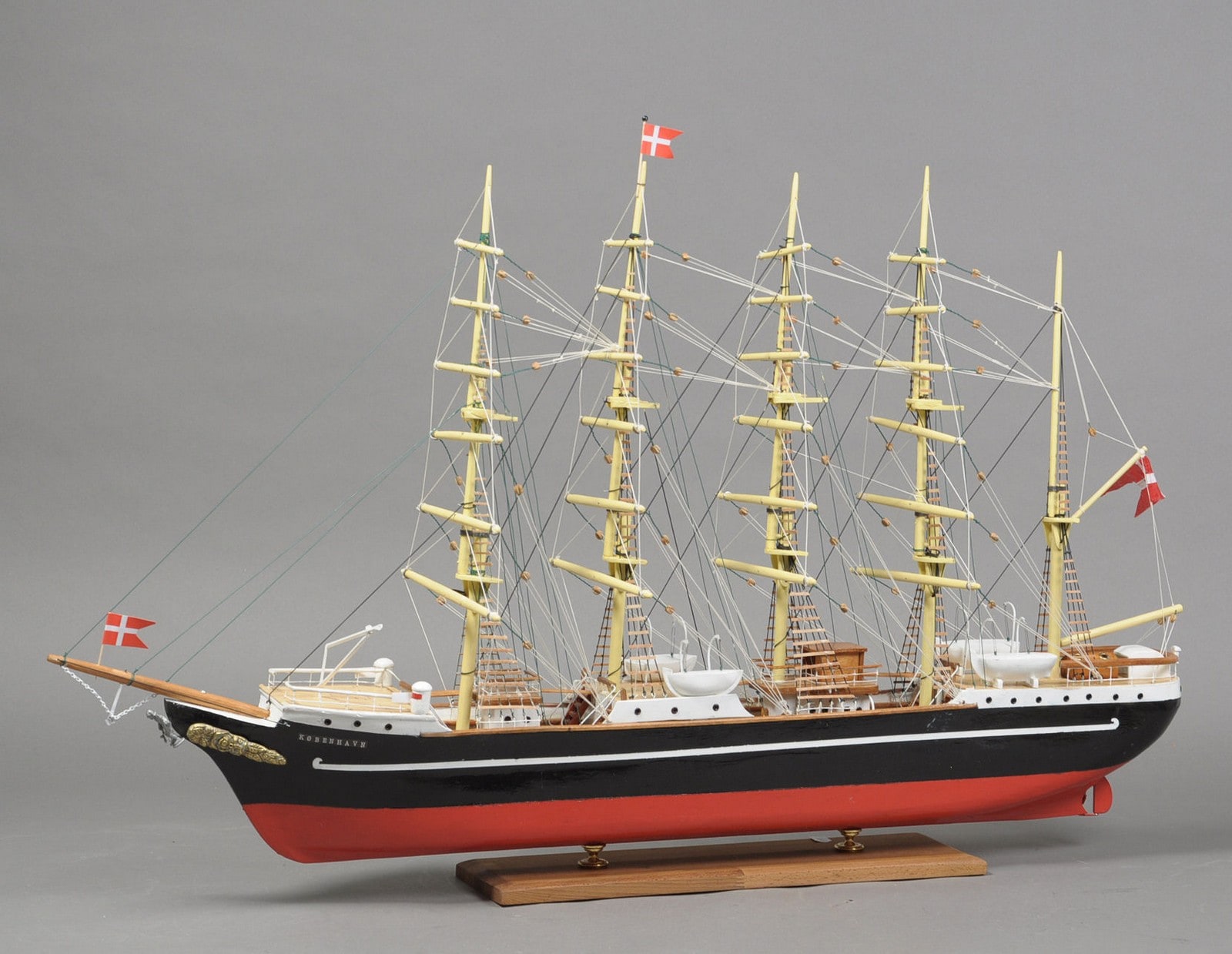 Modelskib, fem-mastet bark, Skoleskibet København. | Lauritz.com