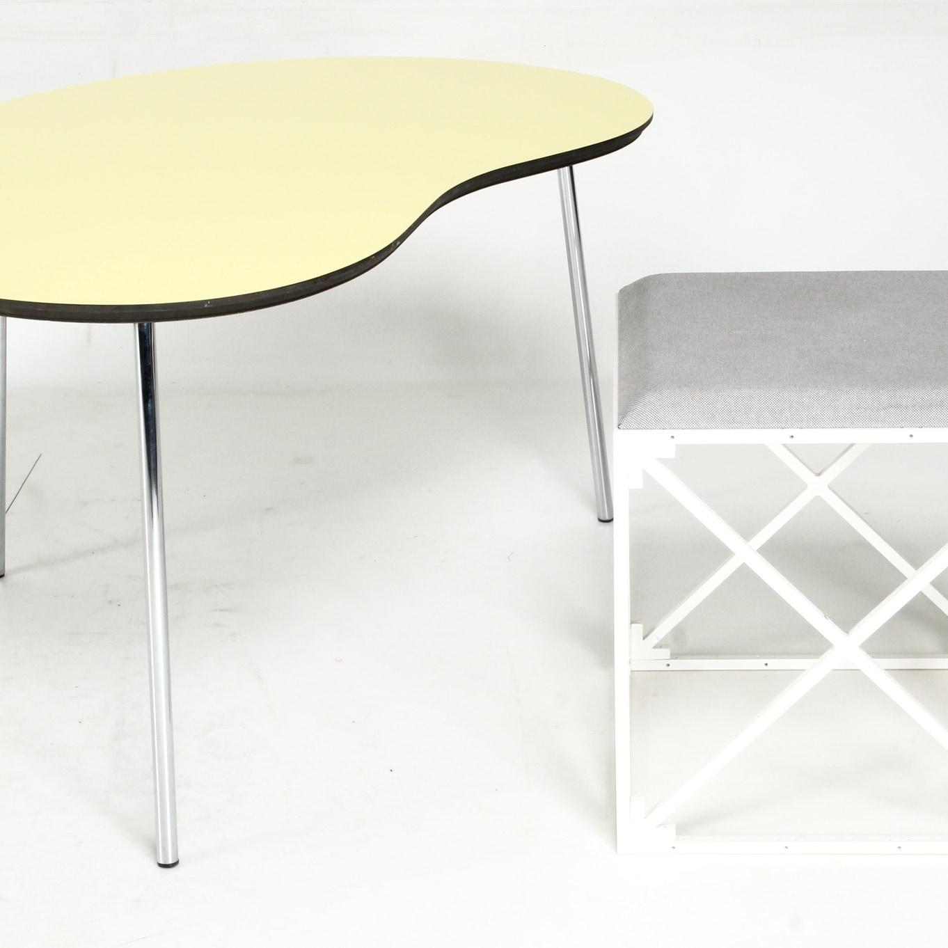 Karsten Lauritsen. Prayer table with Montana Grid stool (2) | Lauritz.com