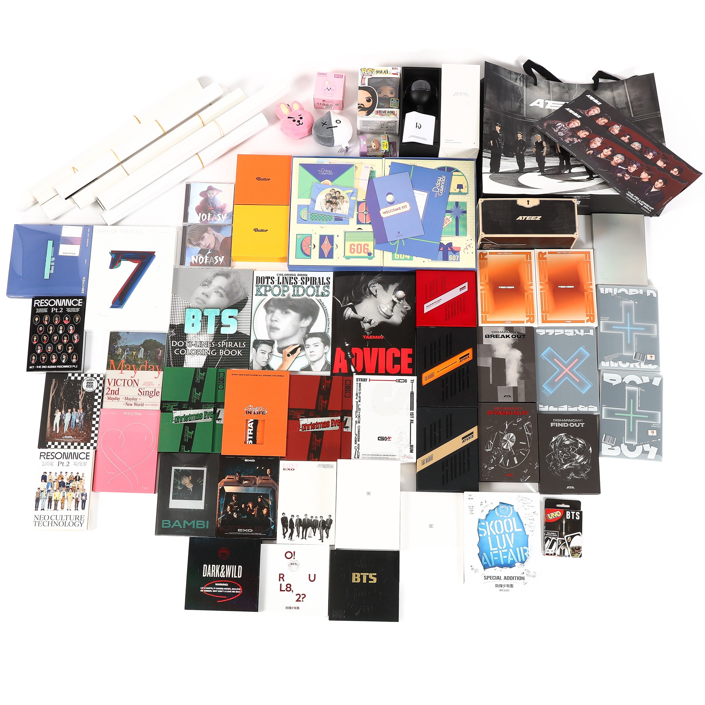 K-pop etc. Collection of album books, merch, posters etc., i.a. ATEEZ ...