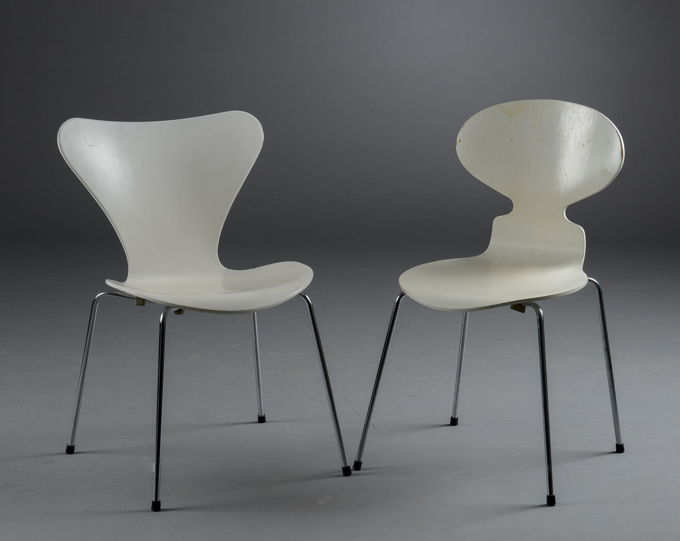 Arne Jakobsen, to stole / reservedele, 'syveren' 3107 og 'myren' 3101 ...