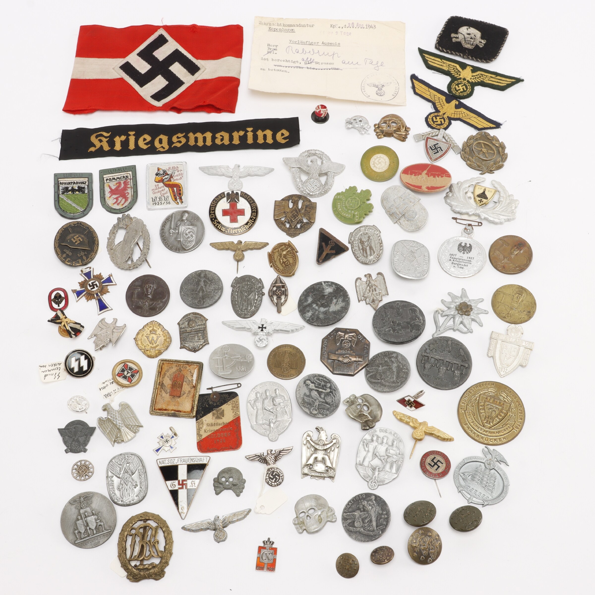 Stor samling tyske emblemer mm. 2. verdenskrig | Lauritz.com