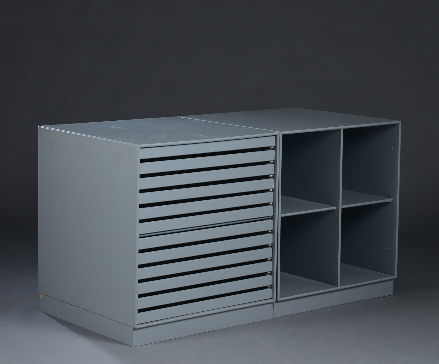 Montana reoler af grålakeret MDF den ene med hyller, den anden med ...