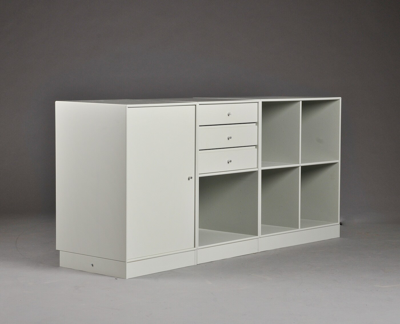 Slutpris för Montana reoler (3)