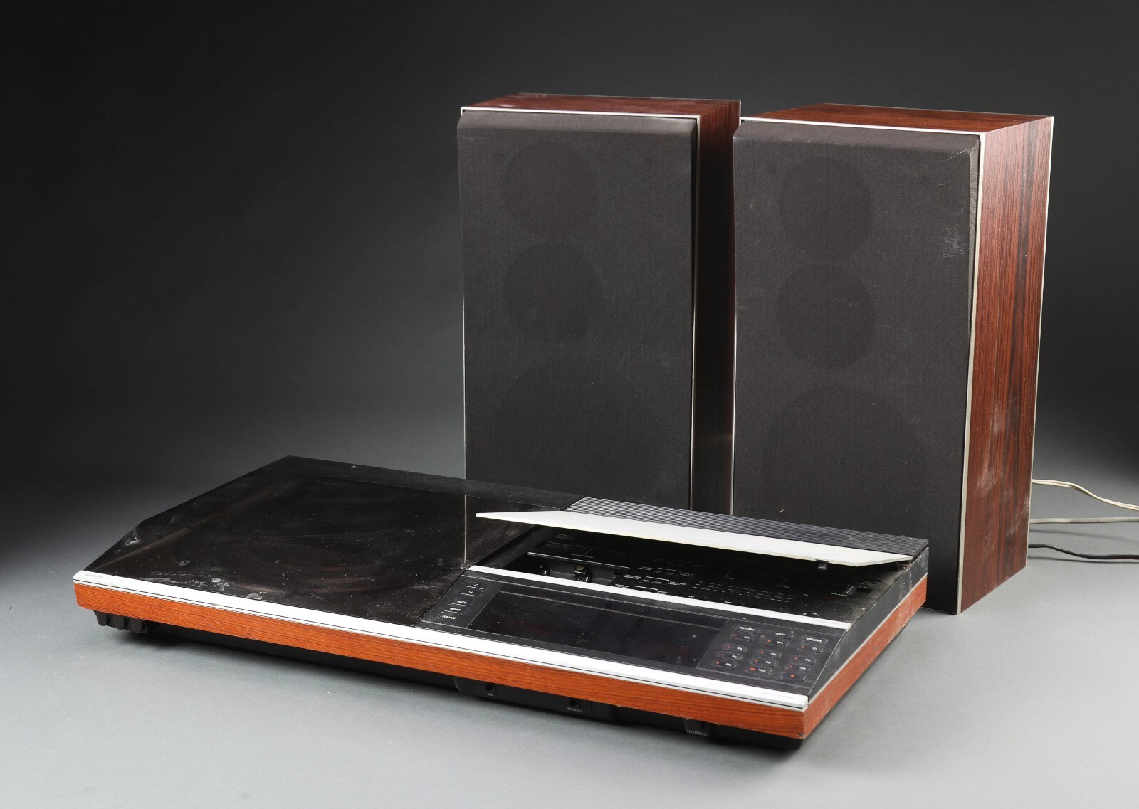 Bang og Olufsen. Beocenter 7007 samt to Beovox S 45 (3) | Lauritz.com