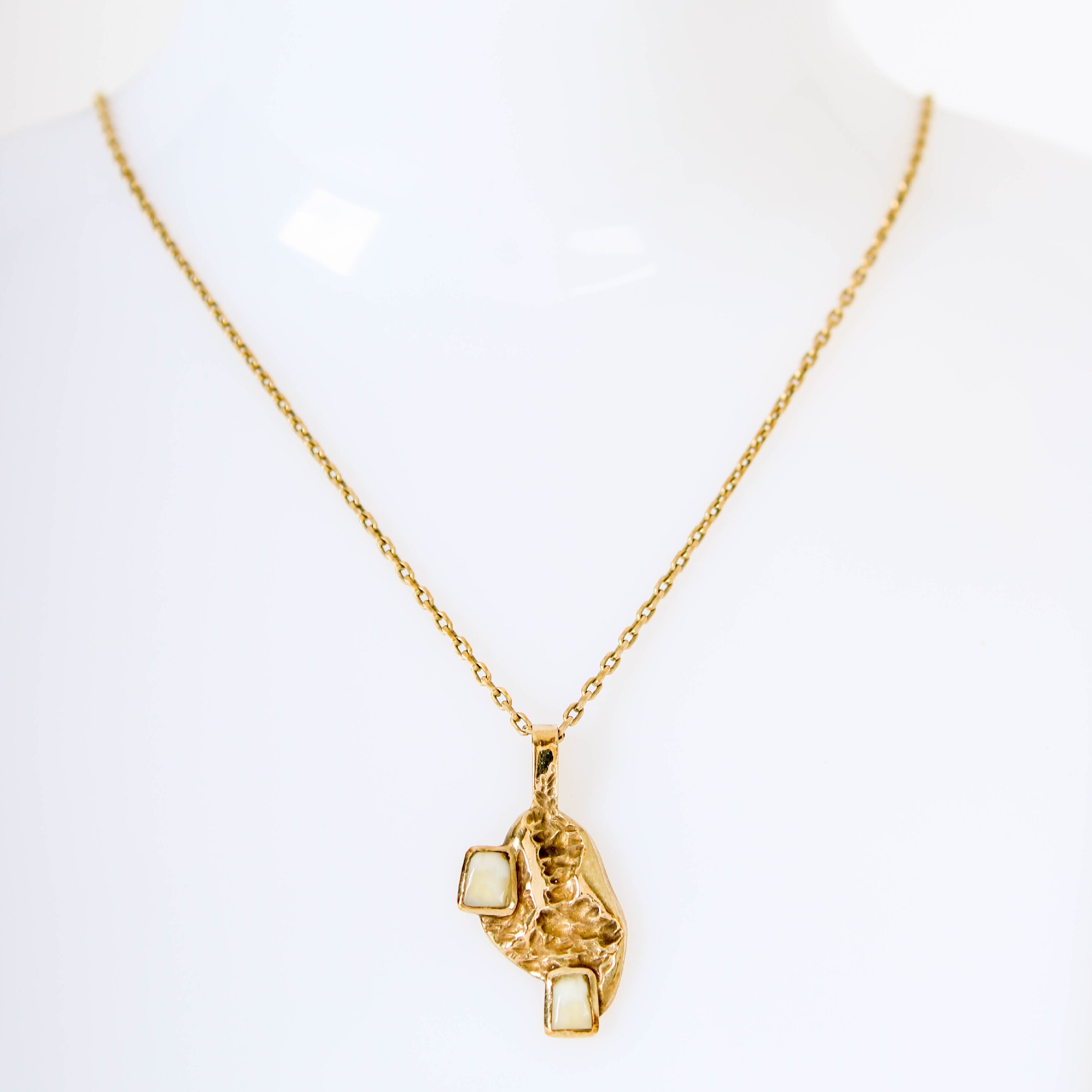 Pind J. Design. Vedhæng af 8 kt guld. Dertil en halskæde af 8 kt guld ...