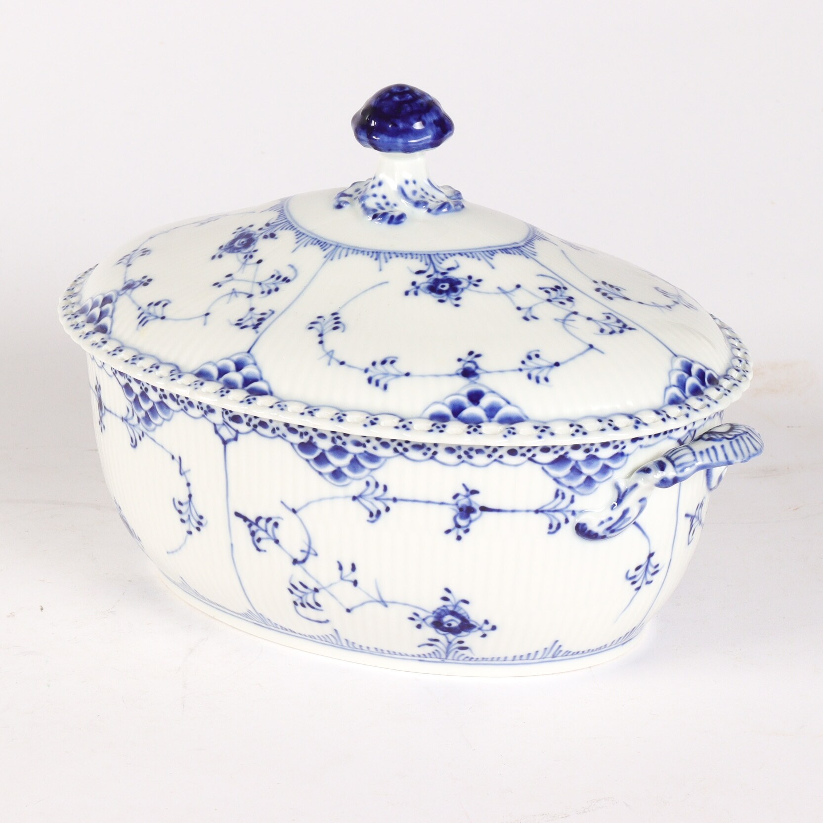 Royal Copenhagen. Stor Musselmalet helblonde terrin med låg | Lauritz.com