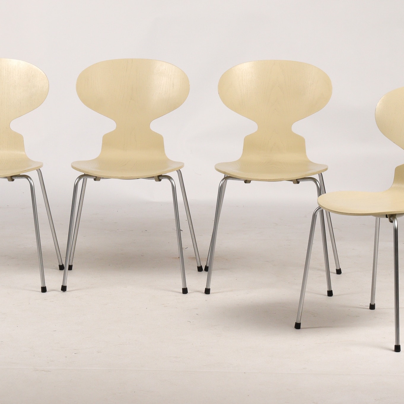 Arne Jacobsen. Et sæt på fire stole, 'Myren' med skaller i formbøjet ...