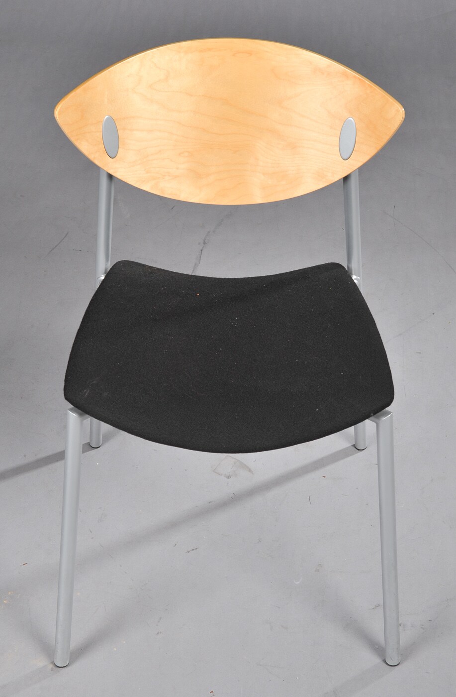 Randers+Radius. Syv stabelbar stole, model Must, samt bord (8 ...