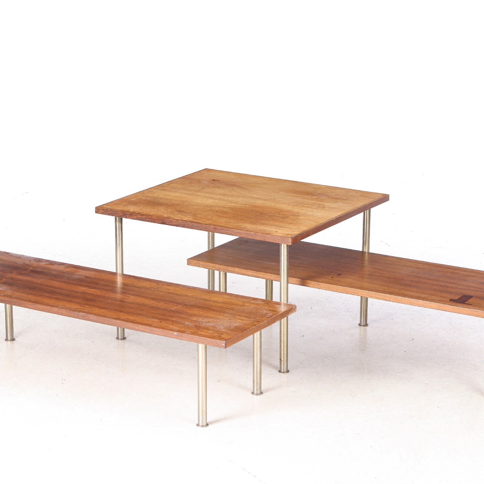 Sæt på tre sofaborde af palisander og teak, 1960'erne. (3) | Lauritz.com