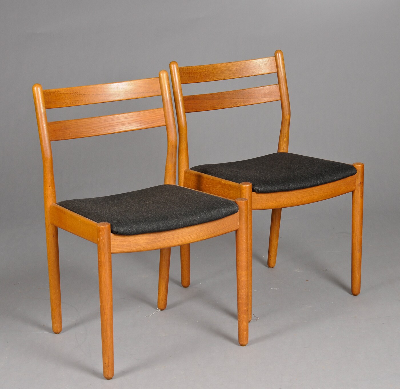 Børge Mogensen. Bord med hollandsk udtræk samt fire stole (5) | Lauritz.com