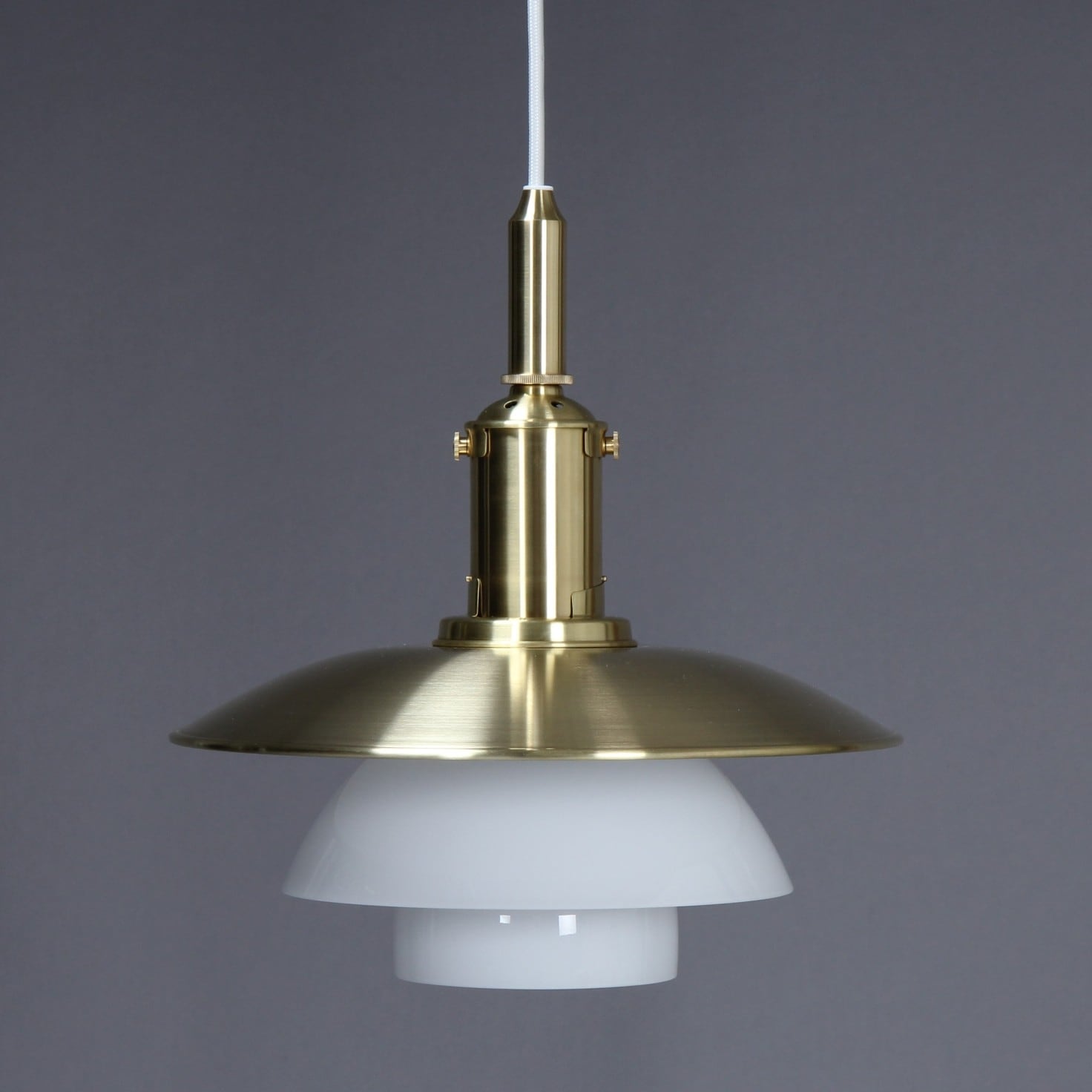 Poul Henningsen. PH 3/3 Pendel Limited Edition i messing med opalglas ...