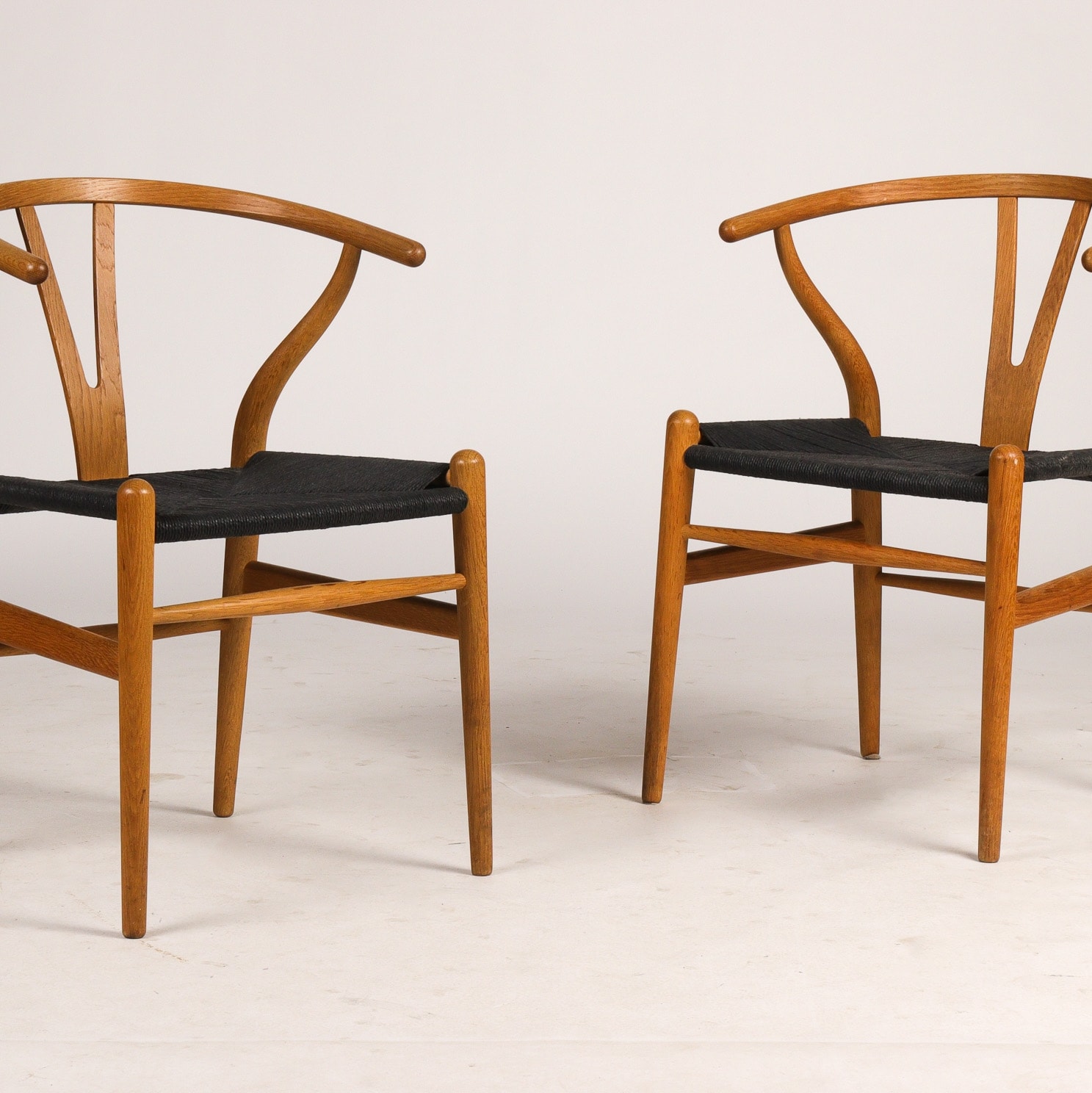 Hans J. Wegner. A pair of 'Y-chairs', model CH-24, oak (2) | Lauritz.com