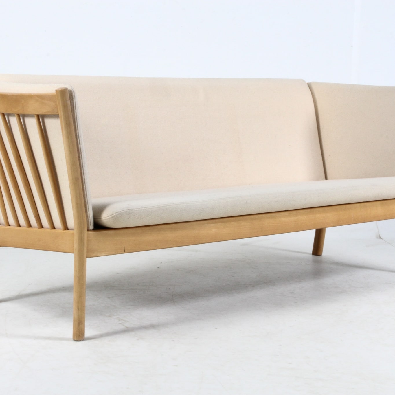 Erik Ole Jørgensen. Tre-pers. tremmesofa, bøgetræ, model J149 | Lauritz.com