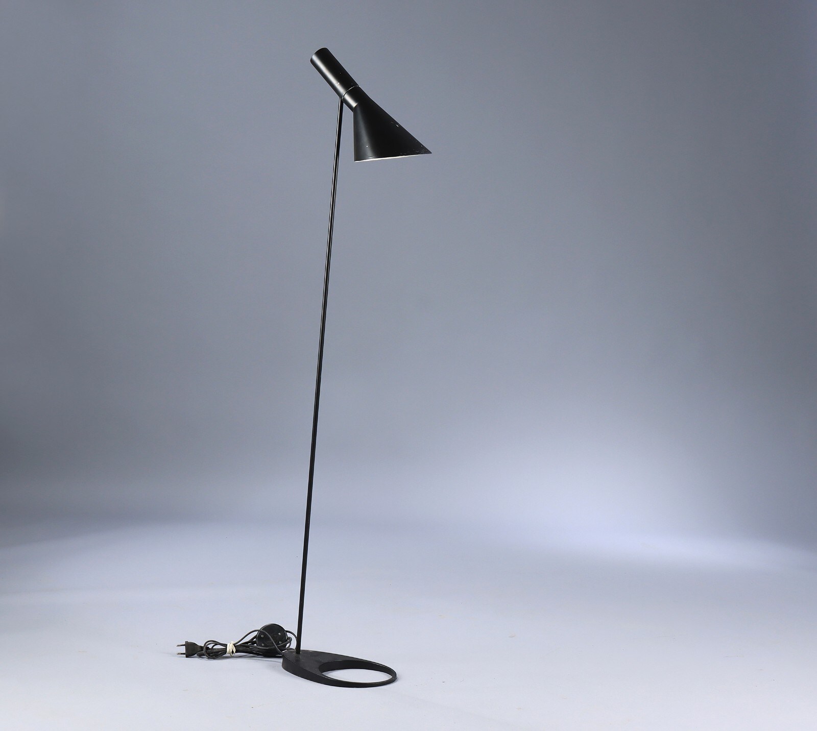 Arne Jacobsen. AJ standerlampe, sort. | Lauritz.com