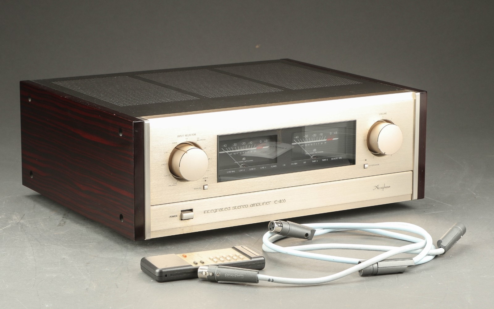 Accuphase E-405 Integrated Amplifier.(2) | Barnebys