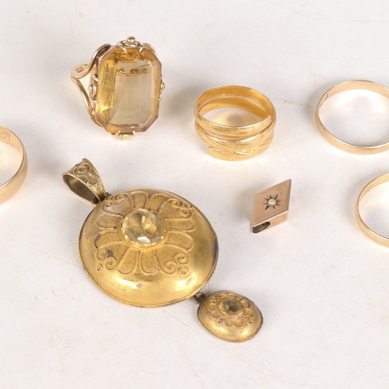 En samling div. smykker af 8, 14 og 18 kt. guld. (7) | Lauritz.com