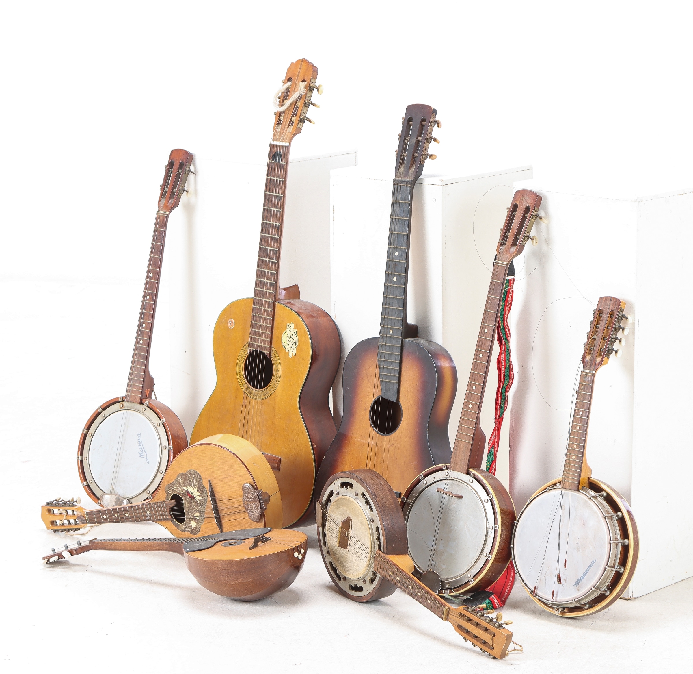 Samling strengeinstrumenter, guitar, banjo mandoliner. (8) | Lauritz.com