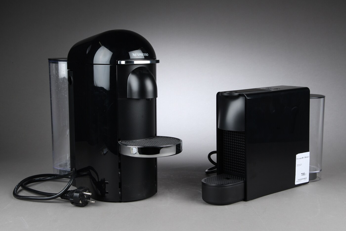 Nespresso. To kapselkaffemaskiner, 'Vertuo Plus' og 'Essenza Mini' (2 ...