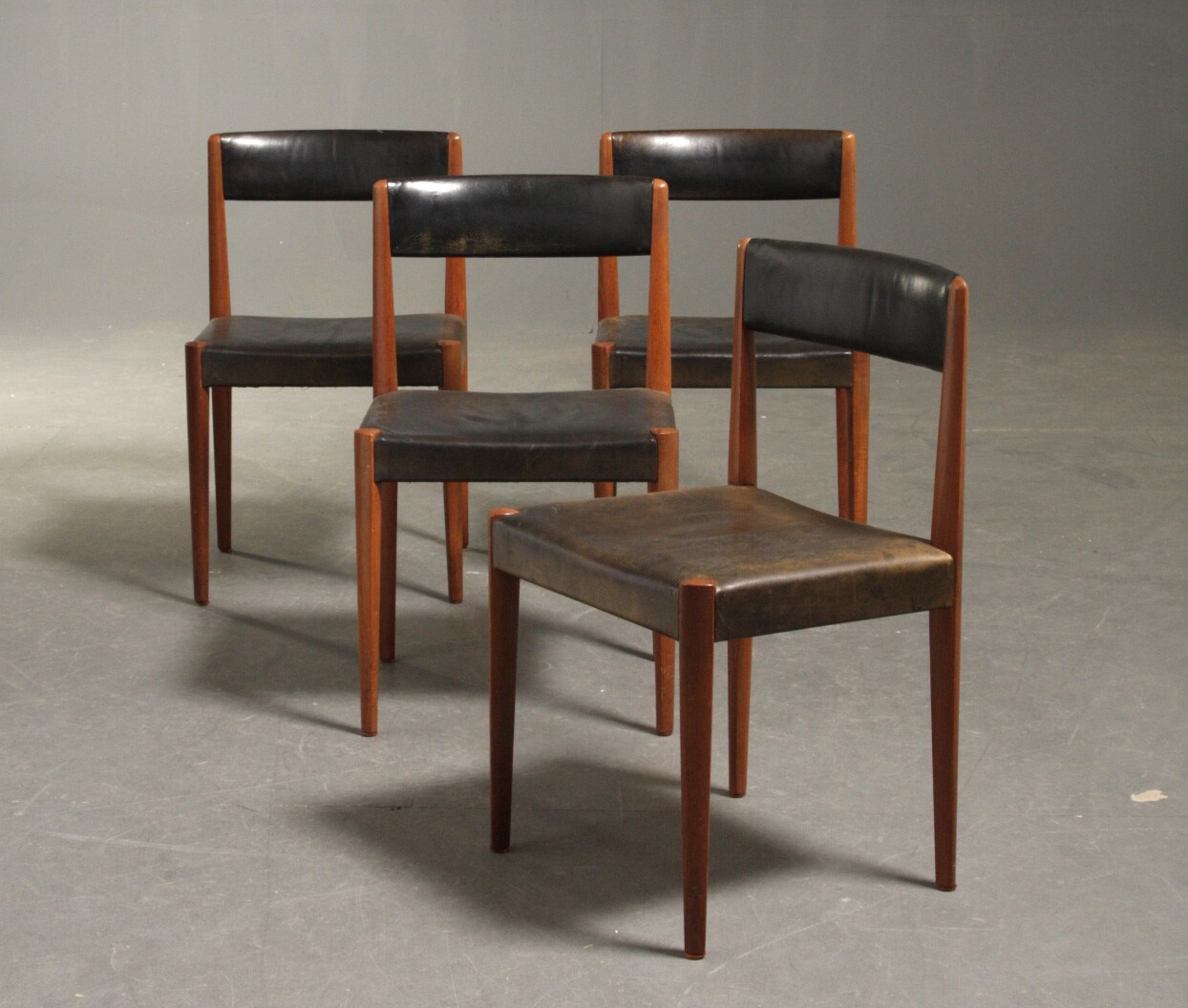 Fritz Hansen. Stole af teak og patineret skind (4) | Lauritz.com