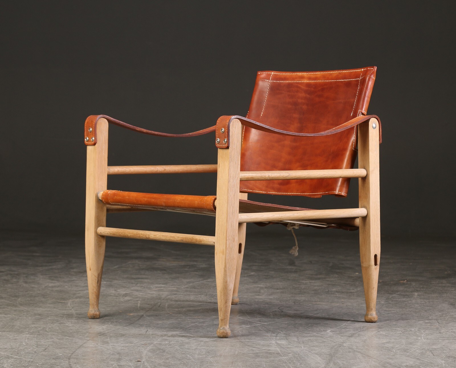 Aage Bruun & Søn. Safaristol af eg og kernelæder | Lauritz.com