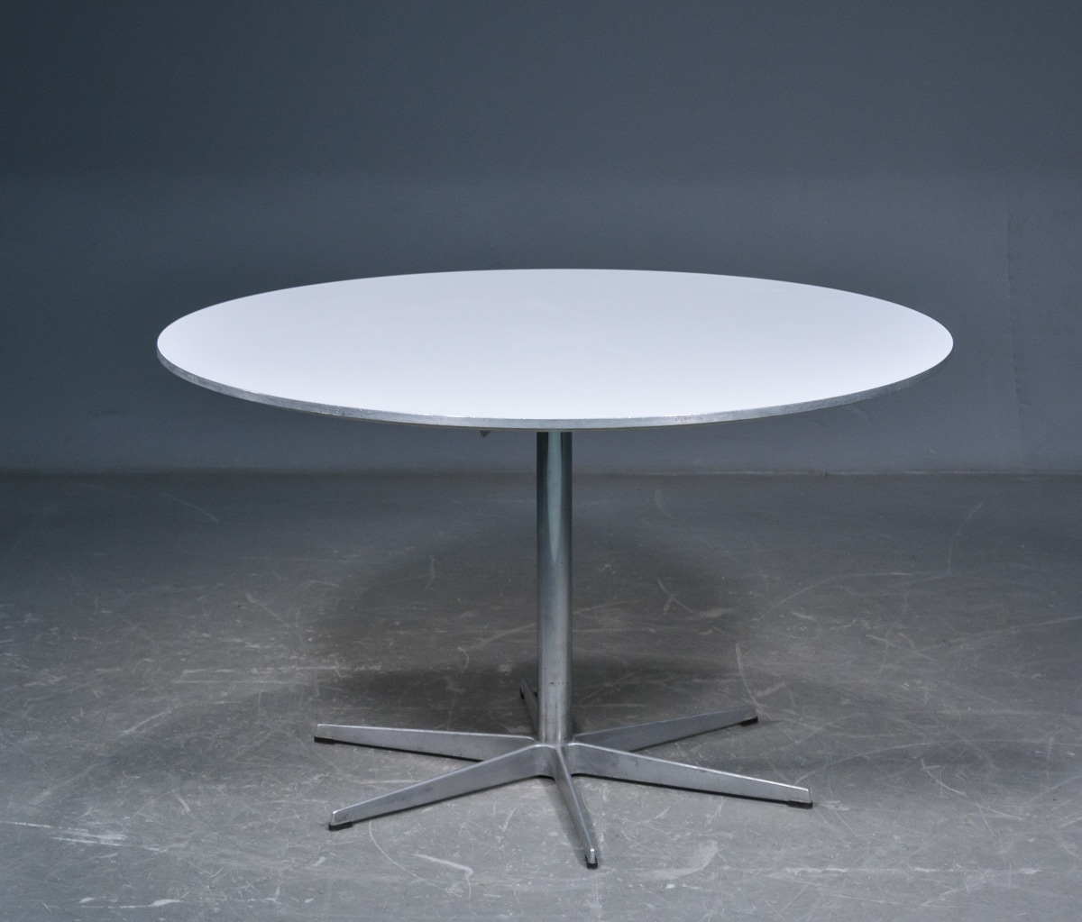 Arne Jacobsen, rundt bord med hvidt laminat, Fritz Hansen | Lauritz.com