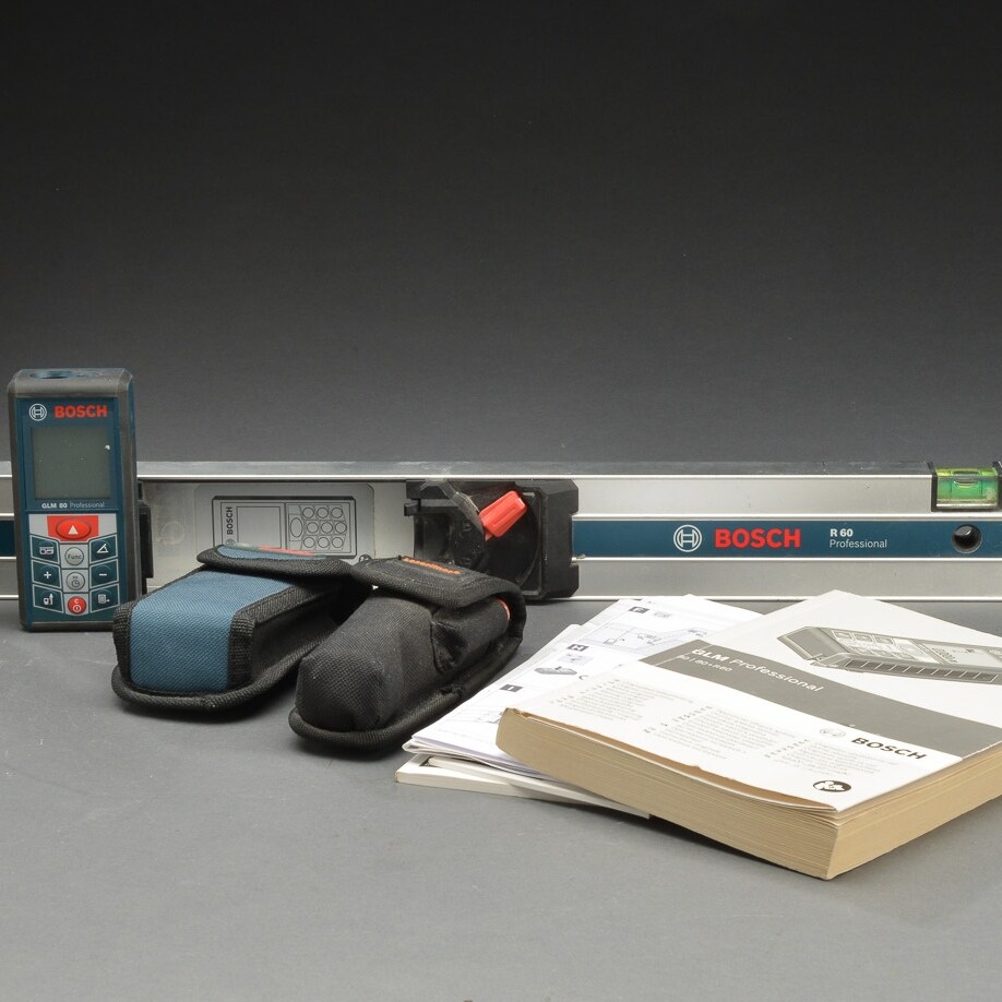 Bosch og Laserline, to laser målredskaber med vaser | Lauritz.com