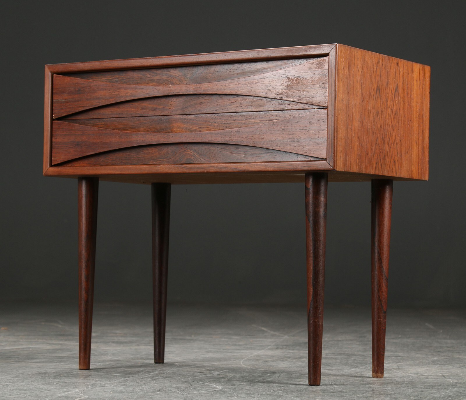 Niels Clausen. Lille kommode af palisander | Lauritz.com