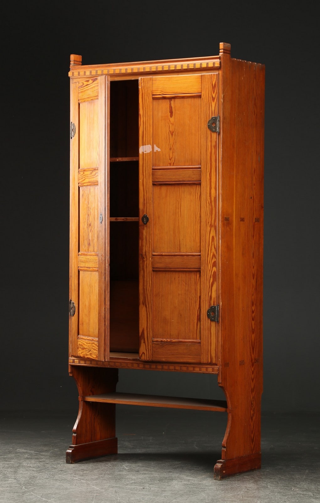 Martin Nyrop. Skab fra Københavns Rådhus | Lauritz.com