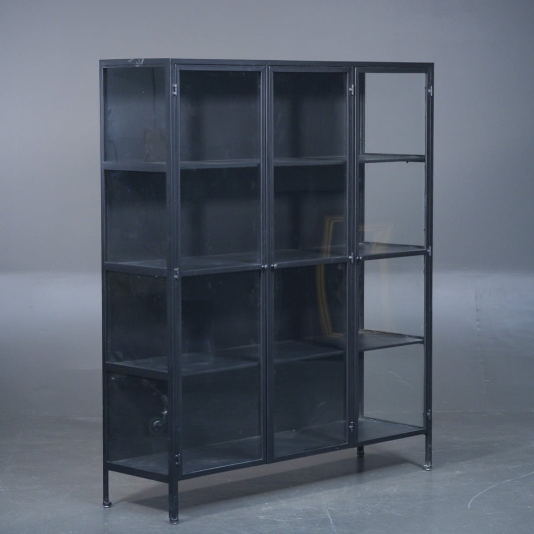 Vitrineskab af sortlakeret jern, industrielt design | Lauritz.com