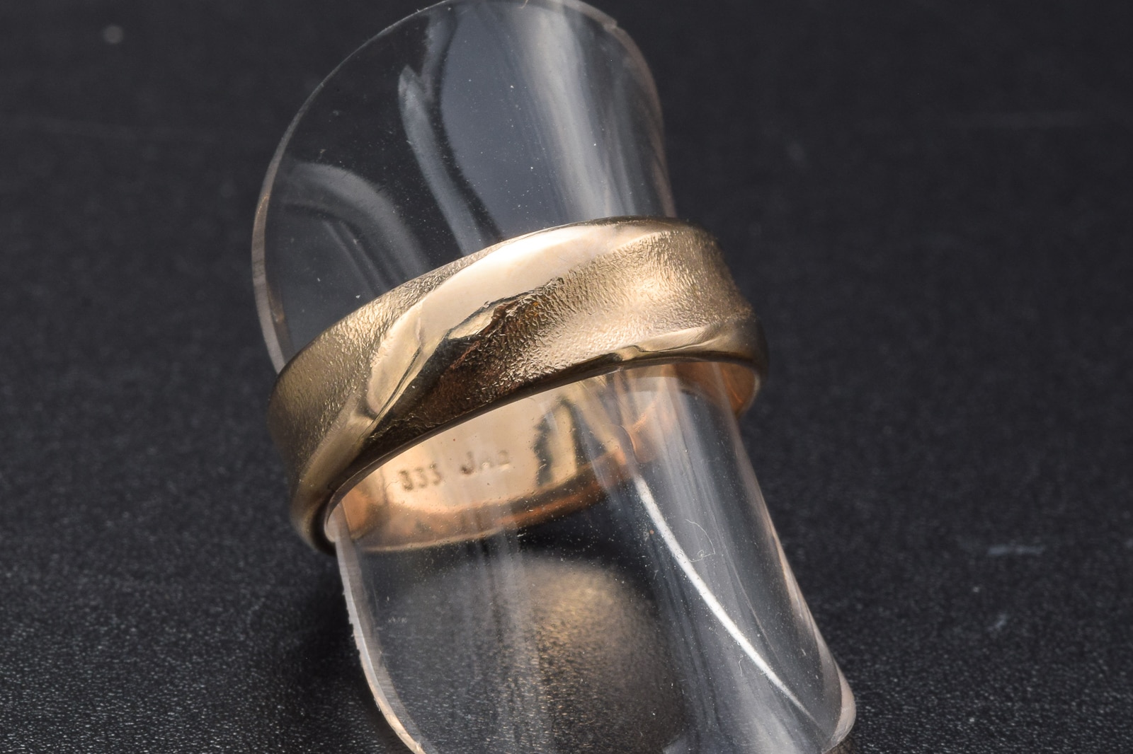 Moderne ring af 8 kt. guld | Barnebys