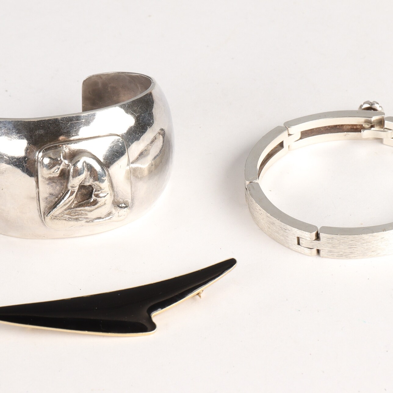 Astrid Wessel efterf., Sven Haugaard m. fl. To armbånd og broche af ...
