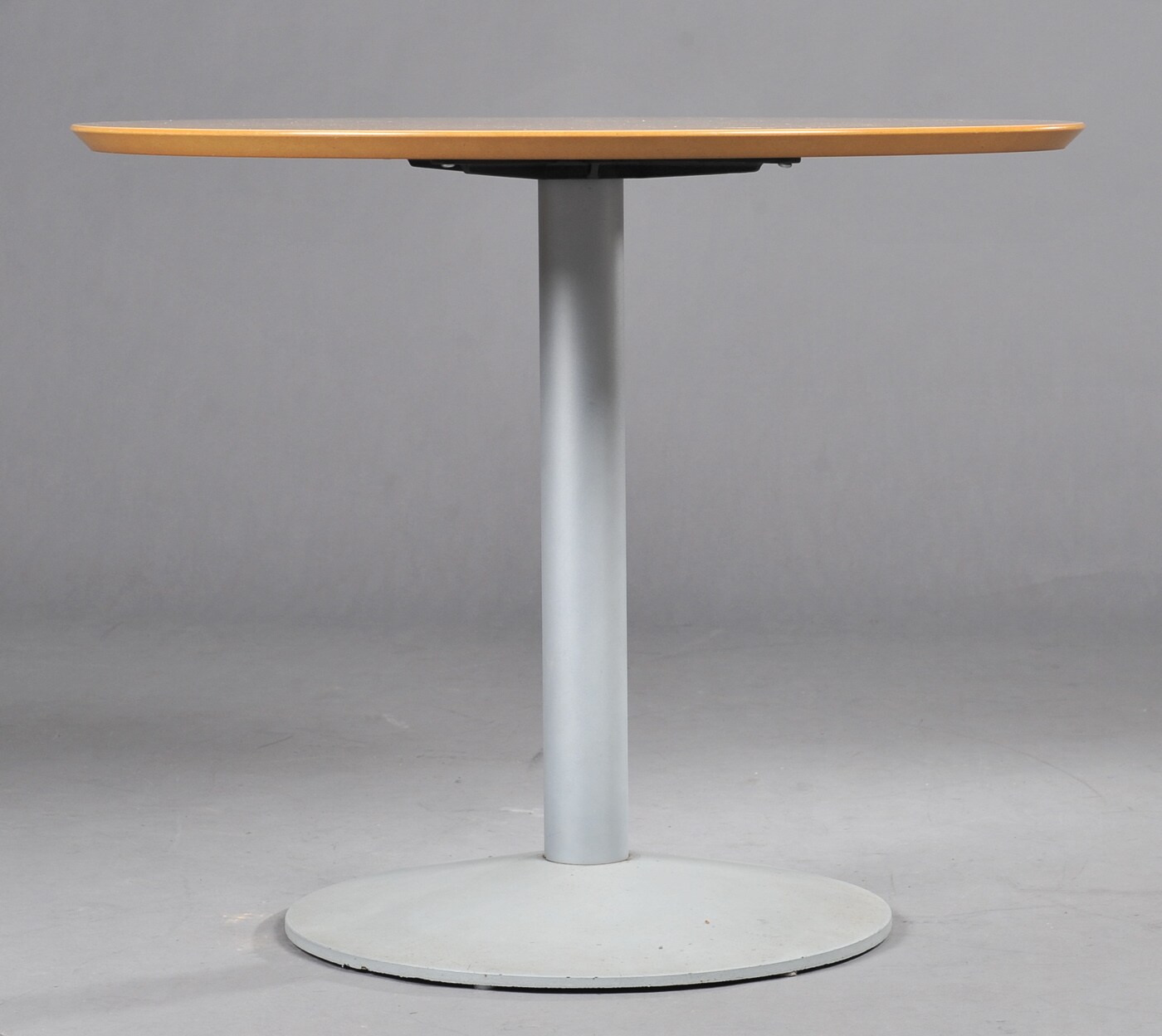 Randers+Radius. Syv stabelbar stole, model Must, samt bord (8 ...