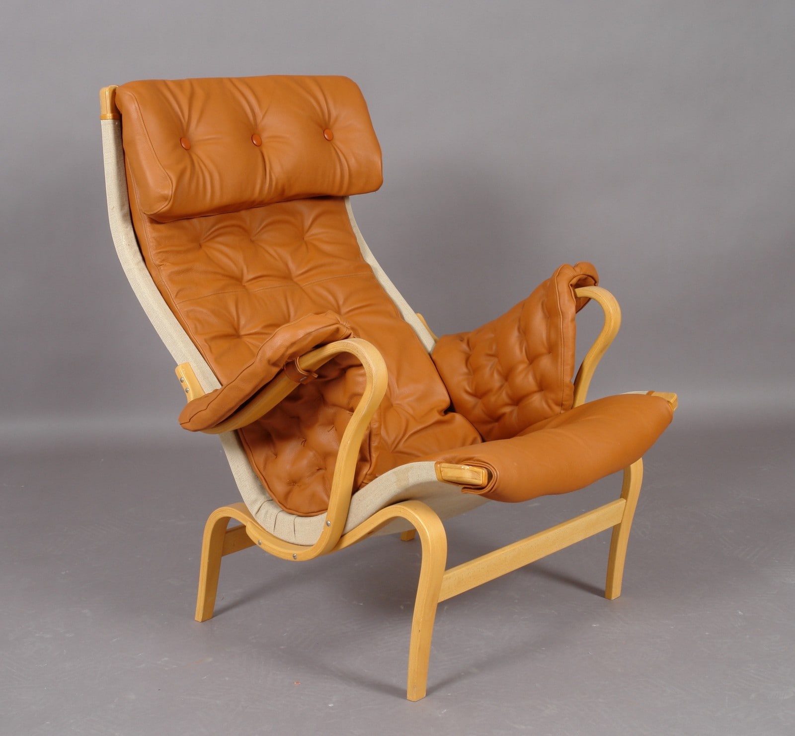 Bruno Mathsson, Pernilla - stol af bøg med cognacfarvet læder ...