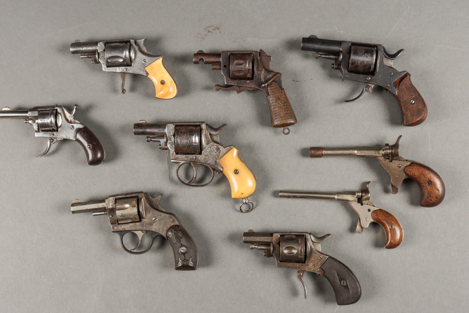 En Samling På Ni Små Pistoler Og Revolvere 9 3400