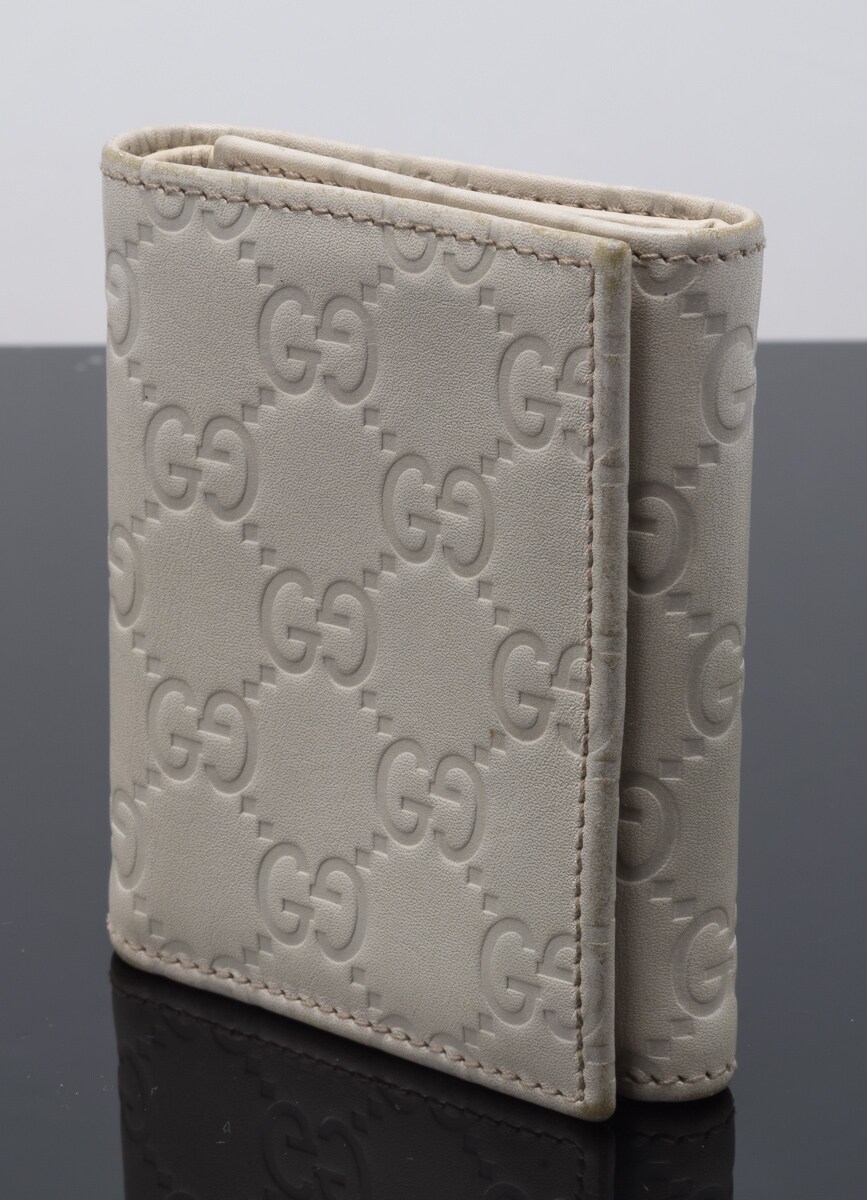 Gucci pung med mongramprægning i lyst beige skind | Lauritz.com