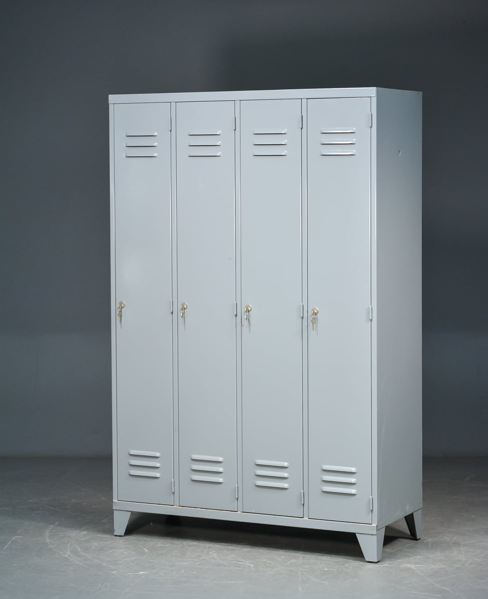 Mandskabsskab af grålakeret metal | Lauritz.com