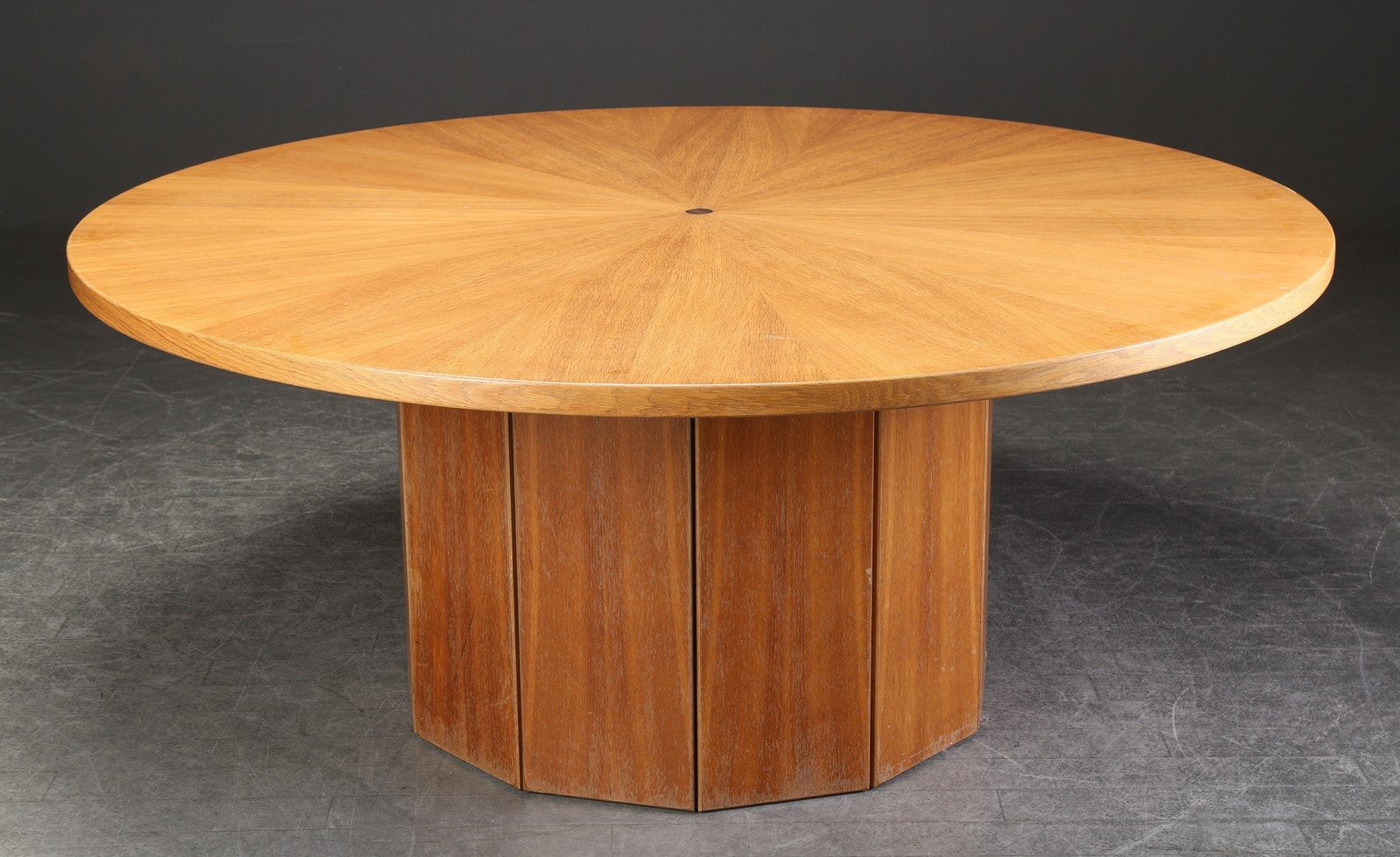 Stort rundt spisebord / konferencebord af egetræ | Lauritz.com
