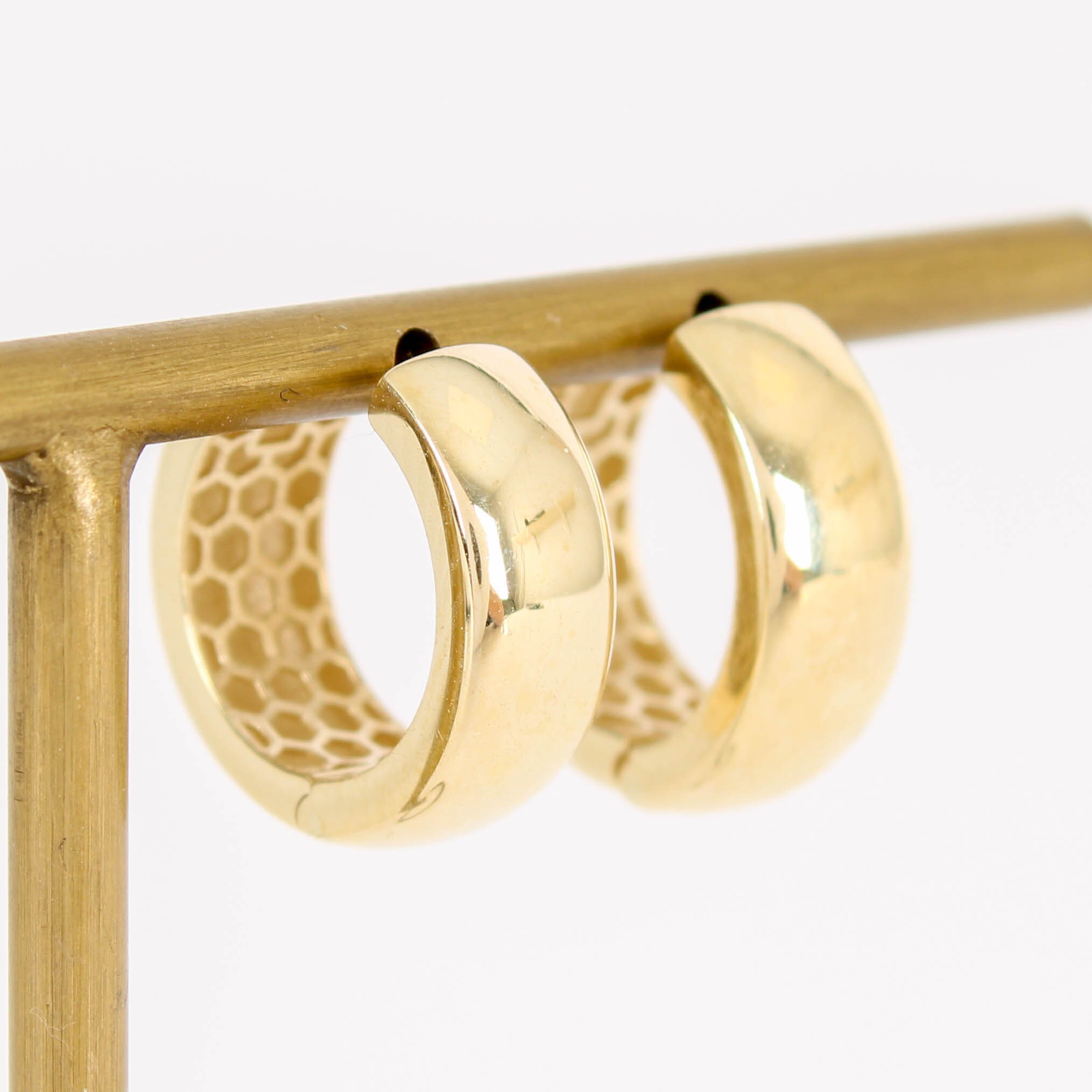Aagaard. Et par Honeycomb creoler af 8 kt. guld. | Lauritz.com