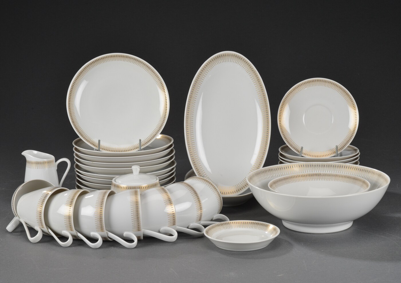 Lyngby stel af porcelæn, model Trend 1220 med sort- gulddekor (36) Denne vare er sat til omsalg ...