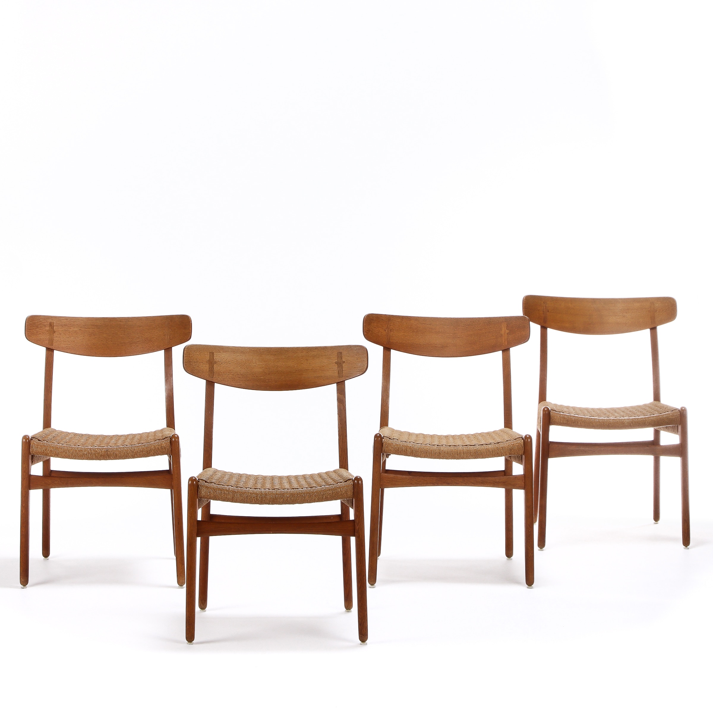 Hans J. Wegner for Carl Hansen & Søn. Sæt på fire stole af eg, model ...