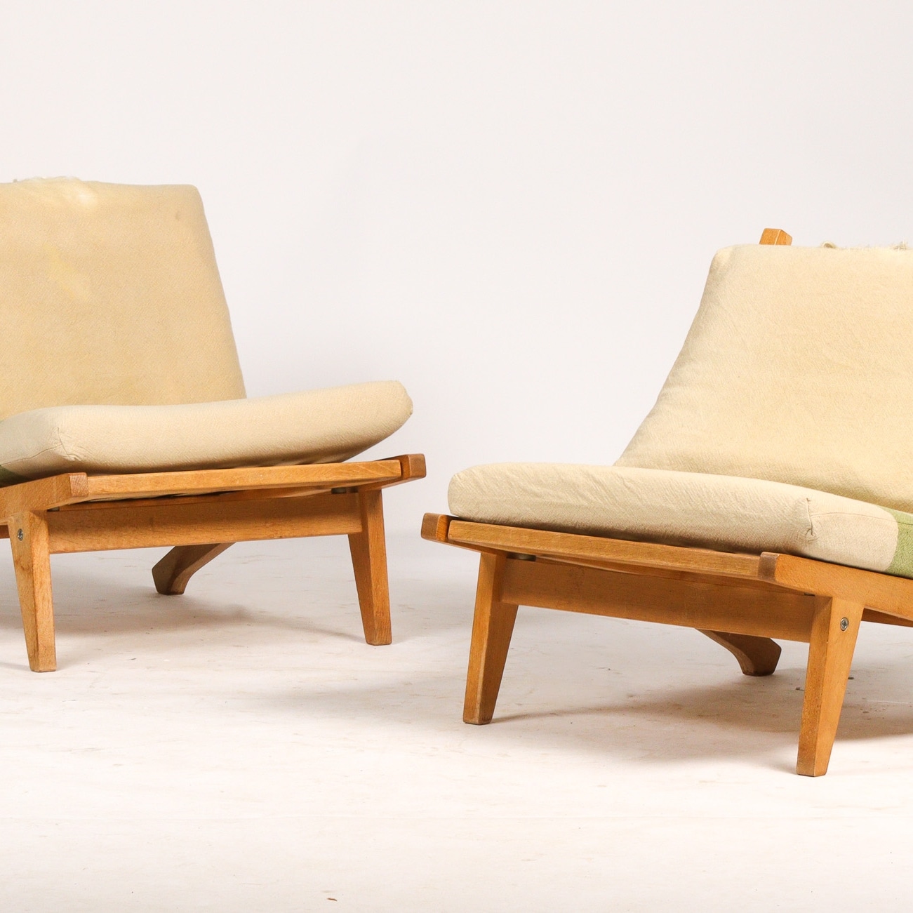 Hans. J. Wegner. Et par lænestole af eg, model GE-370. (2) | Lauritz.com