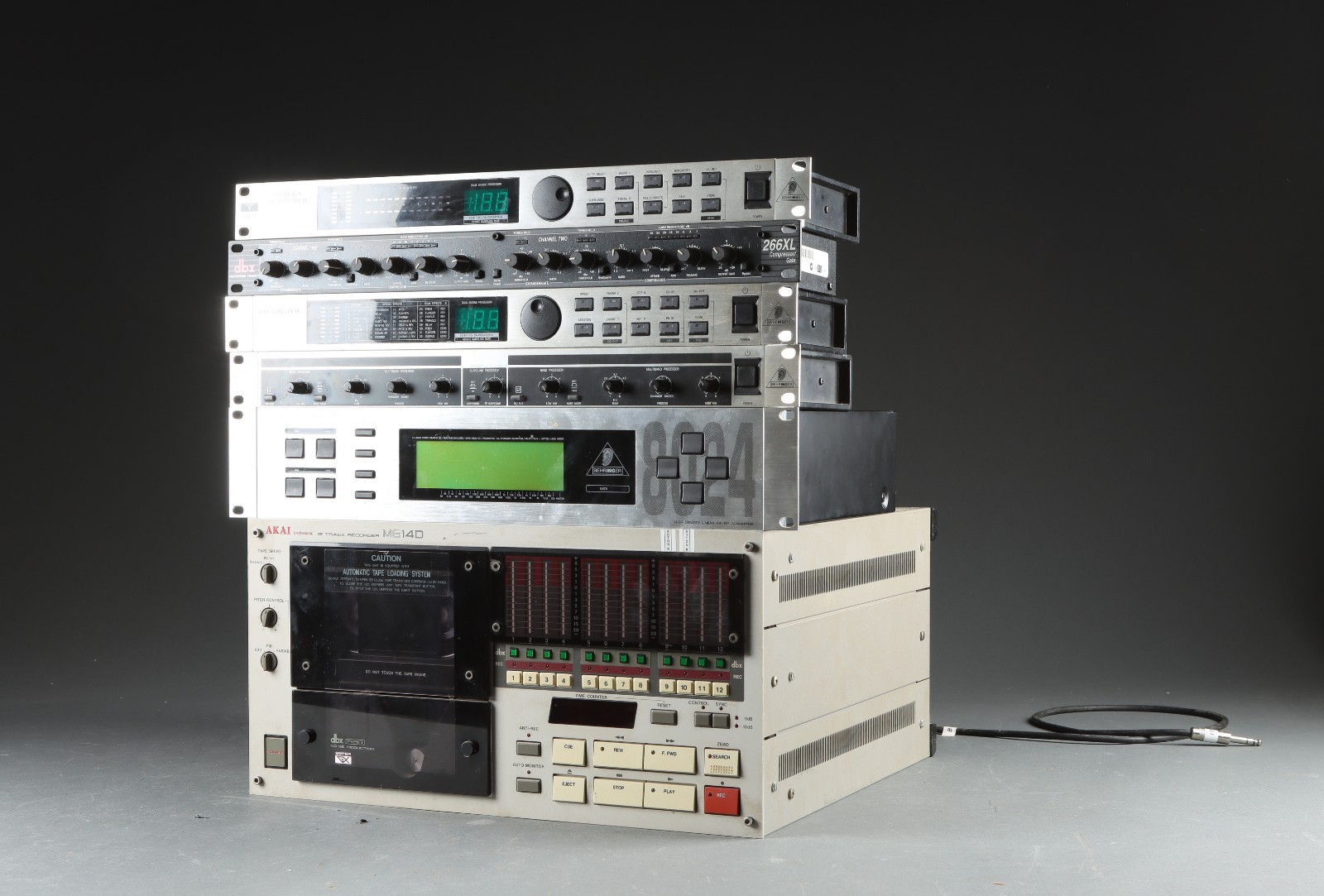 Samling musikudstyr, DBX, Behringer og Akai. (6) | Barnebys