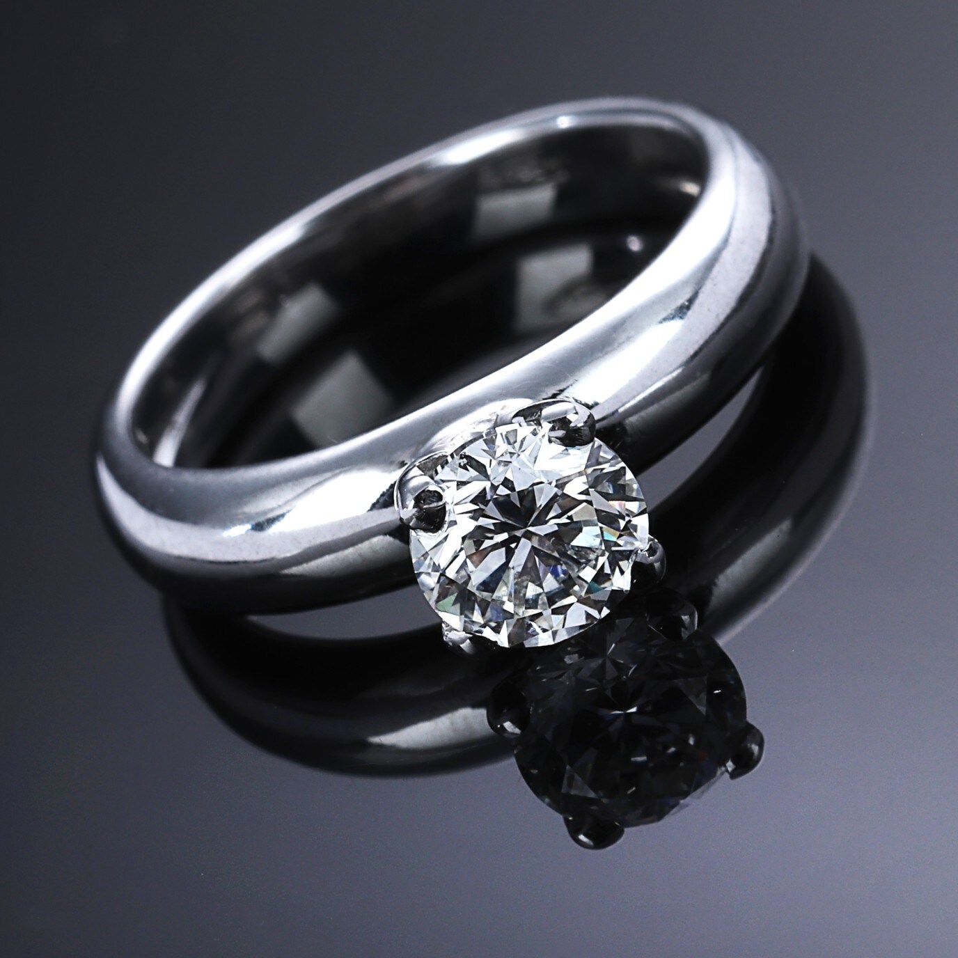 Solitaire- brillantring af 18 kt. hvidguld, 0.90 ct. HRD-certifikat medfølger | Lauritz.com